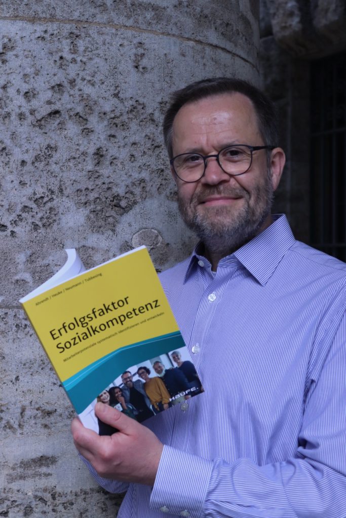 Ahrendt-Foto-mit-Buch - DNLA